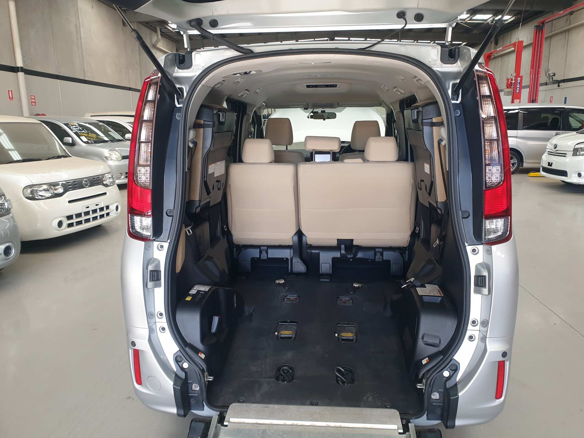 Toyota Voxy / Toyota Noah / Toyota Esquire - 80 series